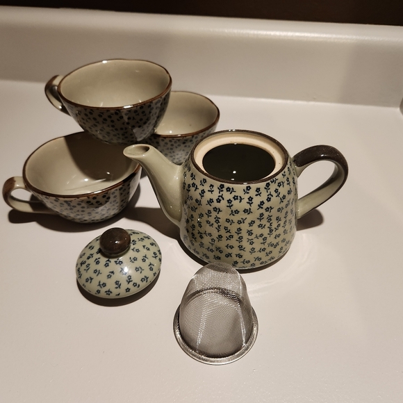 Daiso | Dining | Daiso Tea Set Blue Stem Daisy Pattern Teapot With 3 ...